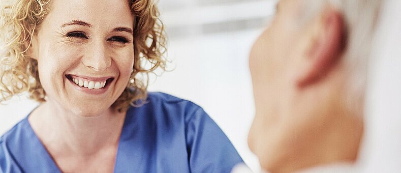 Pflege ist essentiell - lernen Sie den Ansatz der Hessing Kliniken kennen